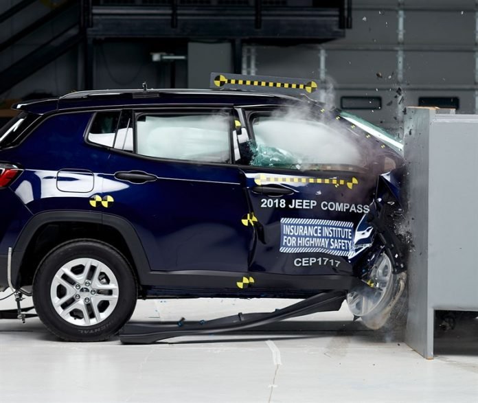 Jeep Compass vai bem em teste de colisão nos EUA - Motor Show