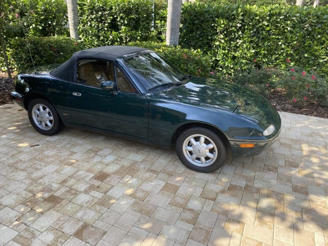 Mazda MX-5 Miata em traje British Racing Green - Motor Show