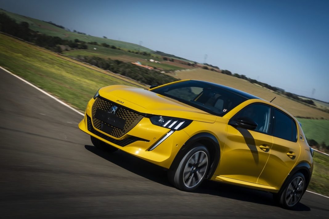 Peugeot 208 elétrico ganha autonomia e sai por R$ 219.990