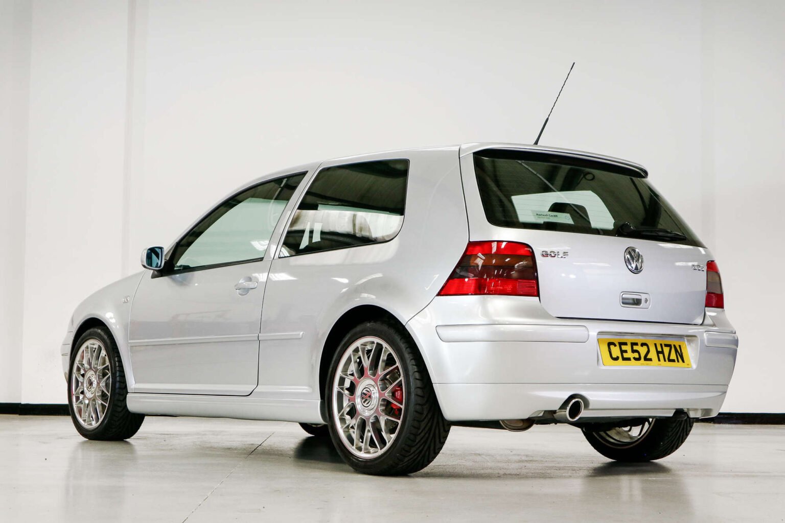 Volkswagen Golf GTI 2002 com 12 km rodados vai a leilão - Motor Show