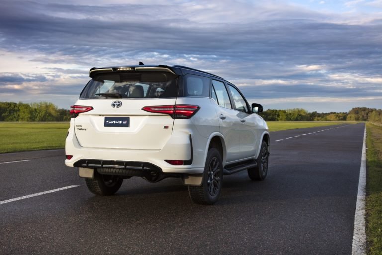 Toyota lança SW4 no Brasil com visual esportivo; veja o preço