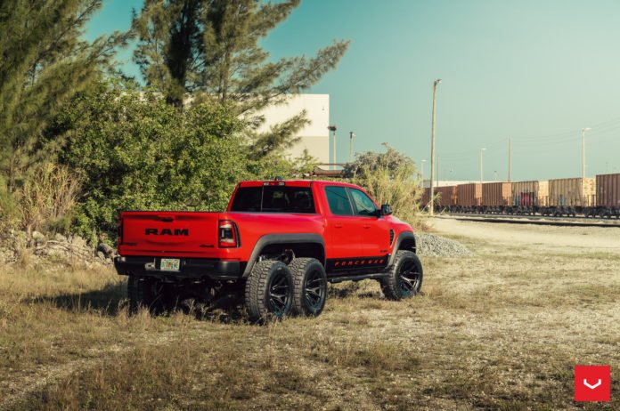 Ram 1500 TRX de 1.026 cv é convertida em 6x6; assista - Motor Show