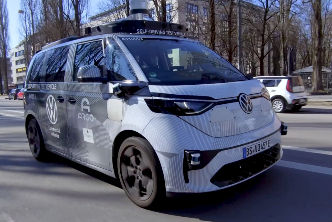 Kombi elétrica autônoma é testada nas ruas pela primeira vez; assista