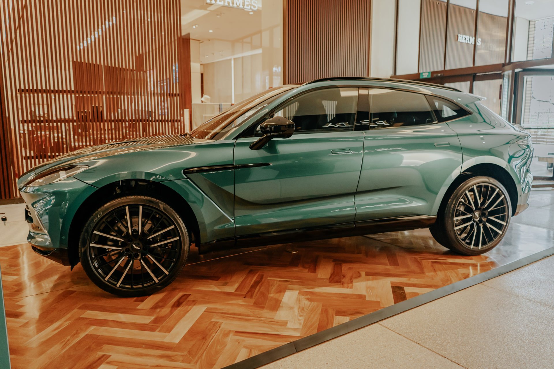 Aston Martin Dbx Suv Fica Exposto Em Shopping De Sp Até Outubro