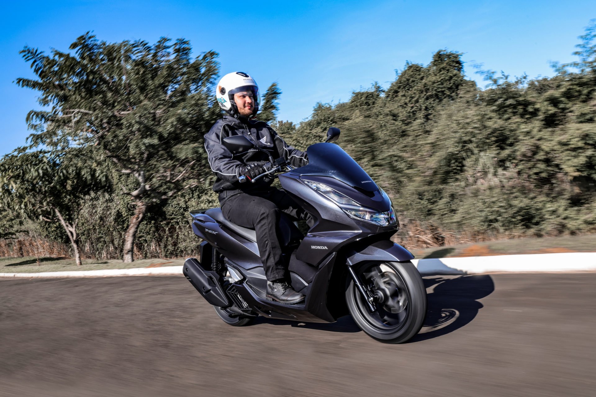 Nova Honda PCX adota motor 160cc de 16 cv; scooter parte de R$ 15.460
