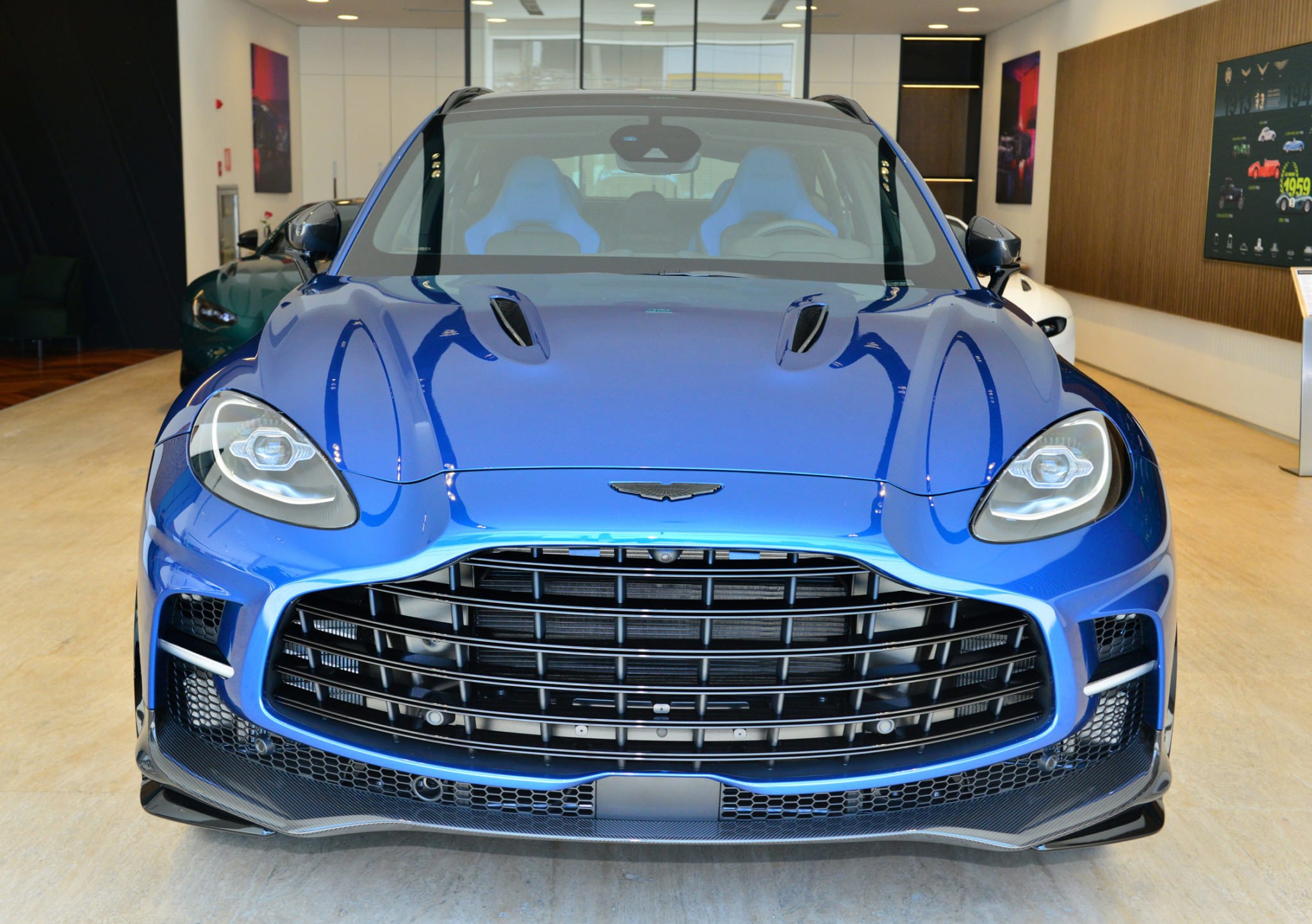 Aston Martin DBX707 de R$ 3,6 milhões é apresentado em SP