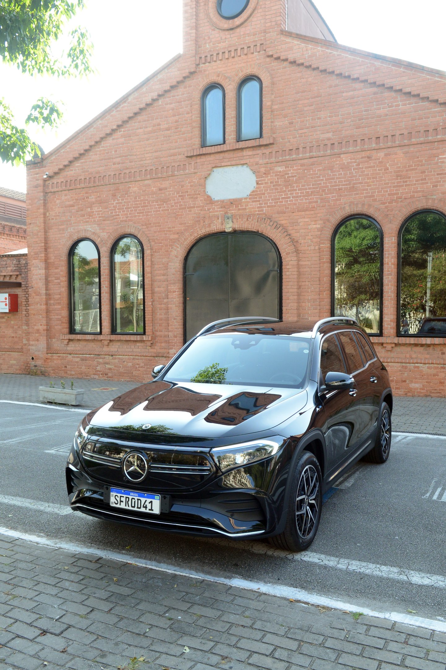 Mercedes amplia seu portfólio elétrico no Brasil com o novo EQB