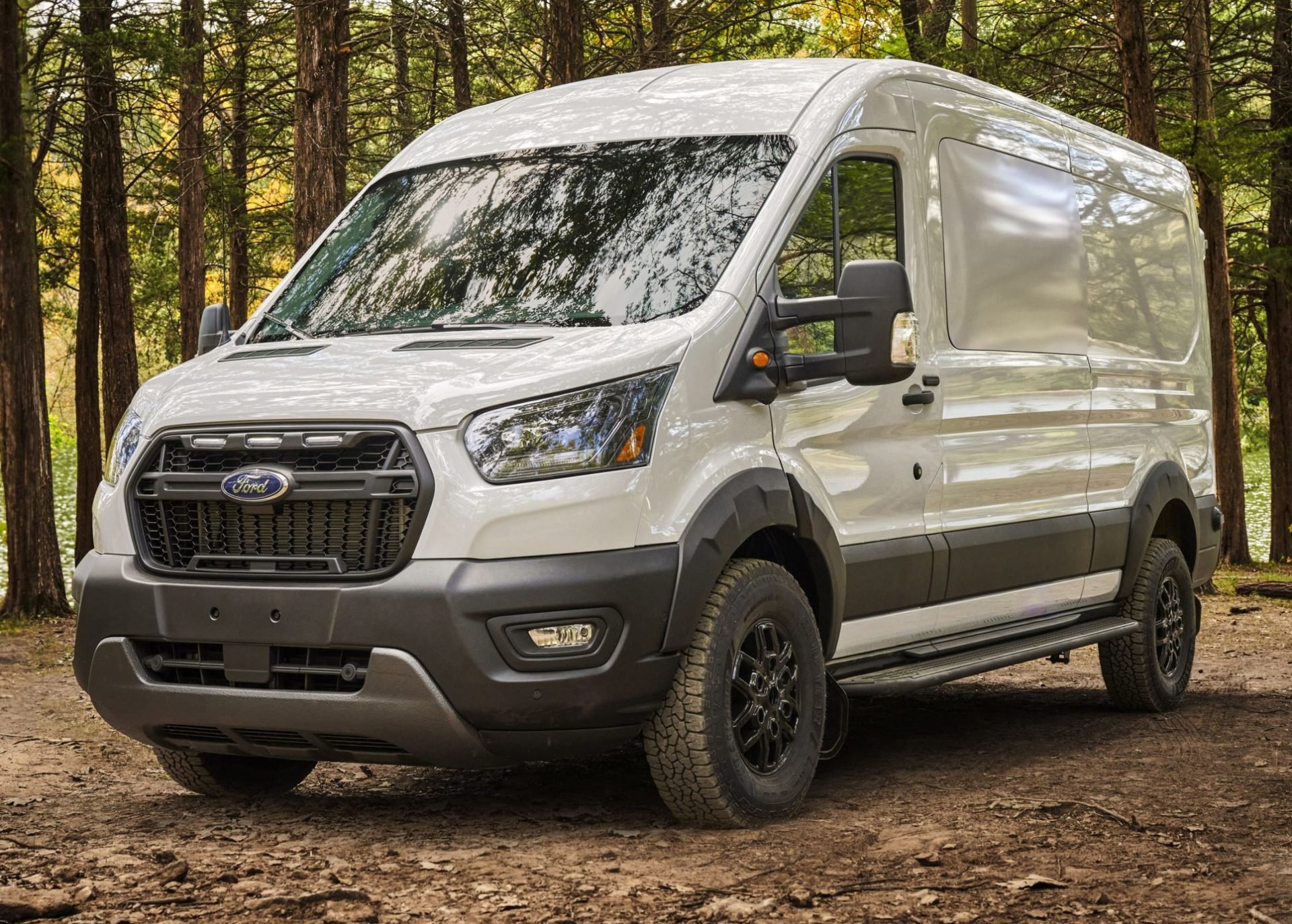 Ford Transit para acampar: van recebe versão trailer com mudanças; assista