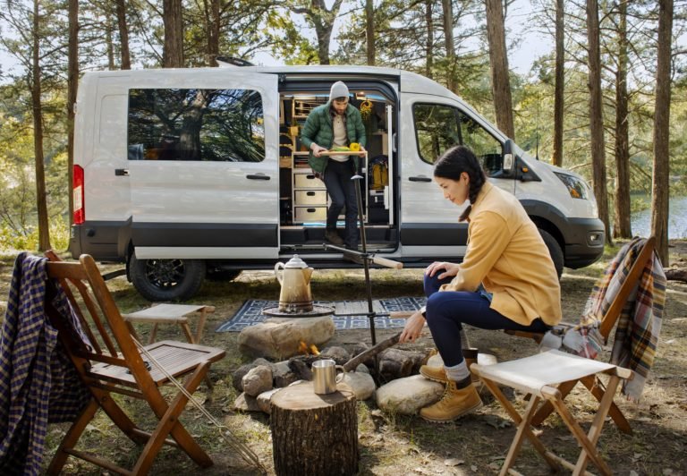 Ford Transit para acampar: van recebe versão trailer com mudanças; assista