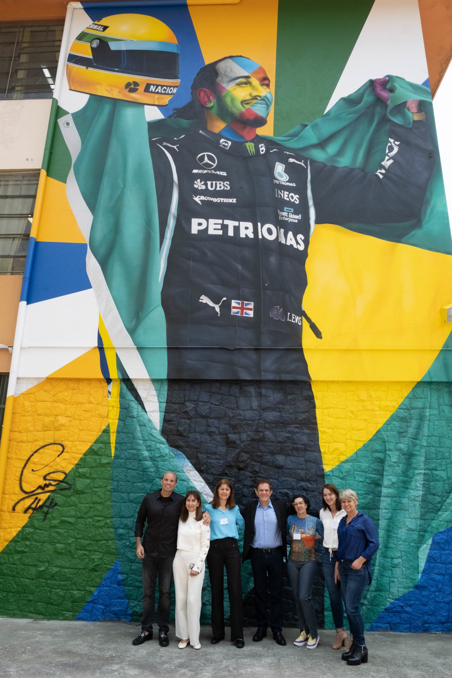 Lewis Hamilton ganha mural em escola feito pelo artista Eduardo Kobra