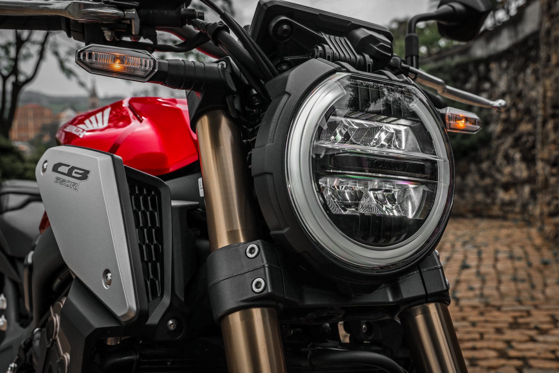 Honda lança CB 650R 2023: versão naked chega com nova opção