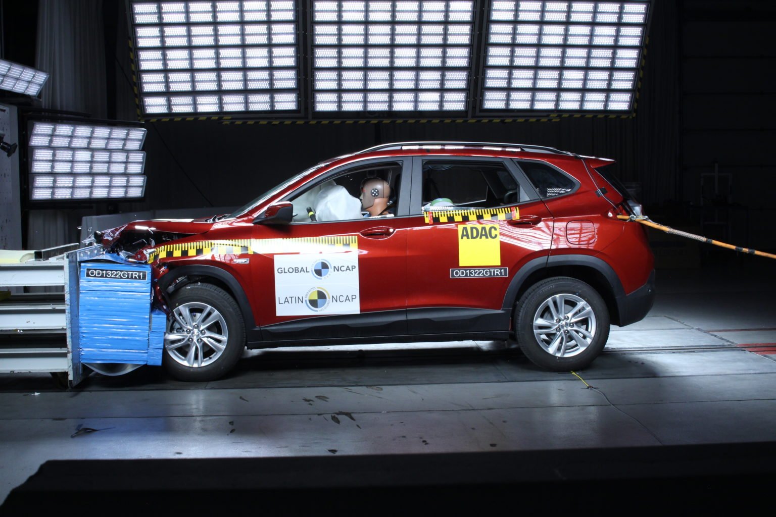 Chevrolet Tracker recebe pontuação máxima de segurança; assista