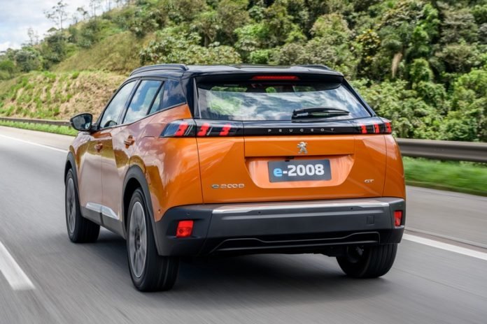 Teste rápido: Leia as nossas primeiras impressões do Peugeot e-2008 ...