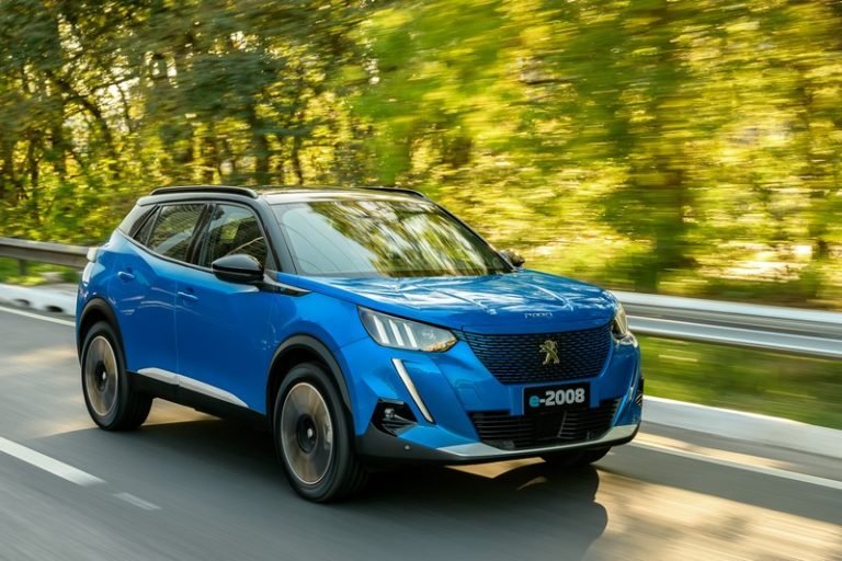Teste rápido: Leia as nossas primeiras impressões do Peugeot e-2008 ...