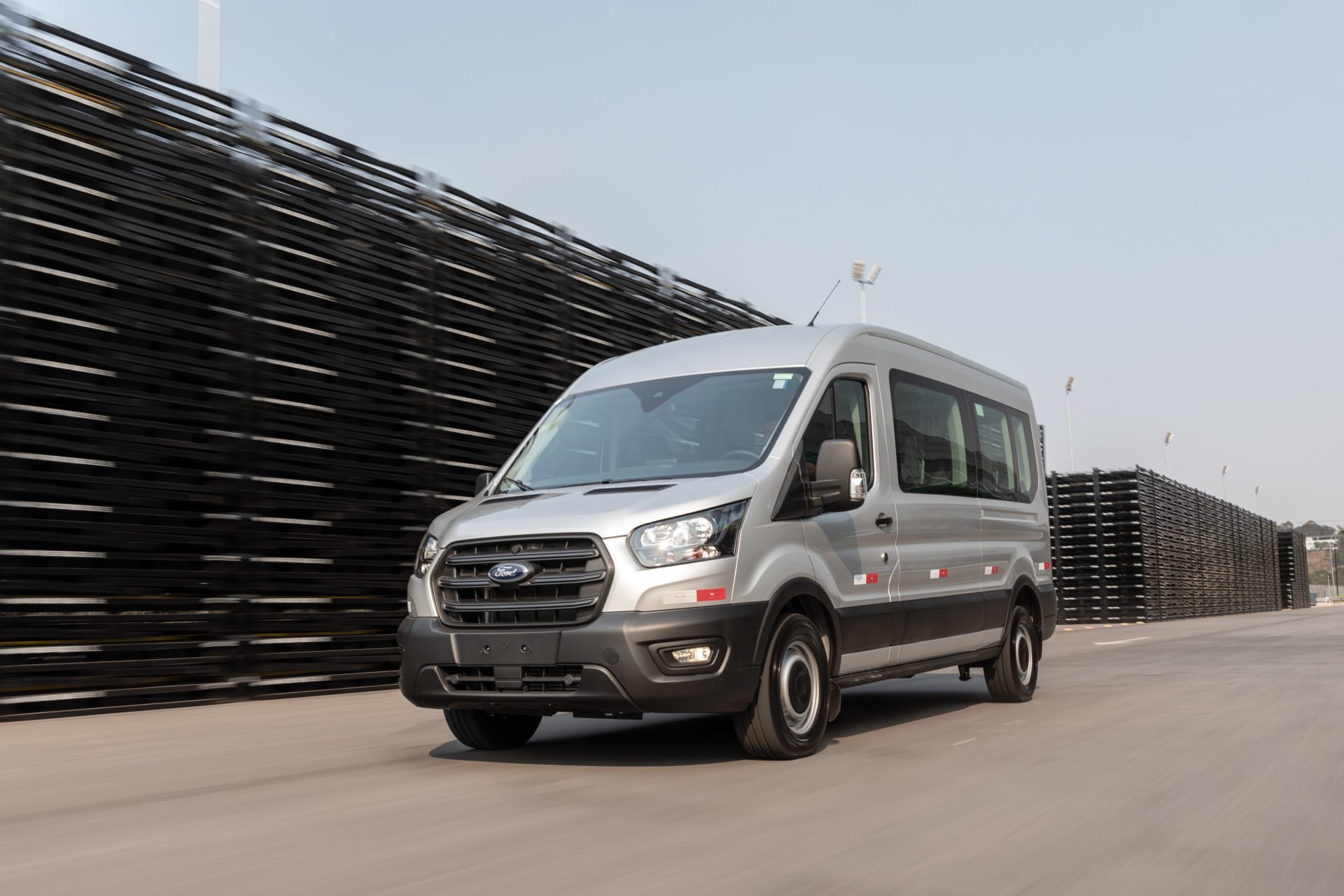 Ford Transit terá opções elétrica, automática e chassi no Brasil