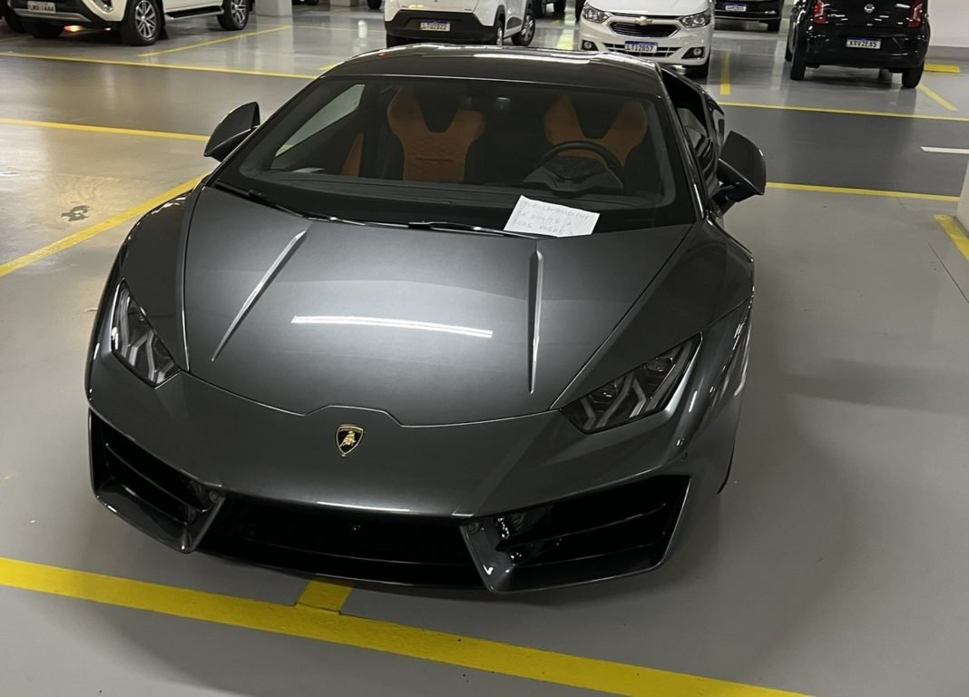 Lamborghini viraliza ao ocupar duas vagas; dono explica o motivo
