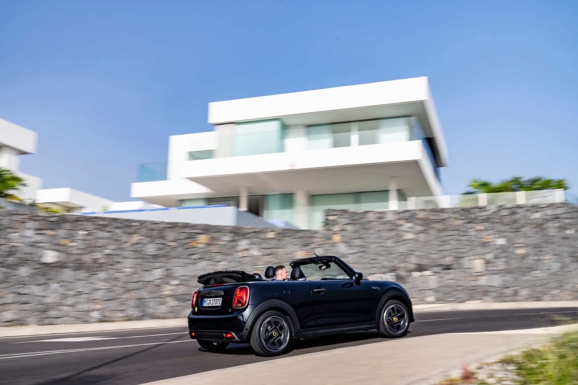 Mini Cooper elétrico ganha versão conversível e limitada; conheça
