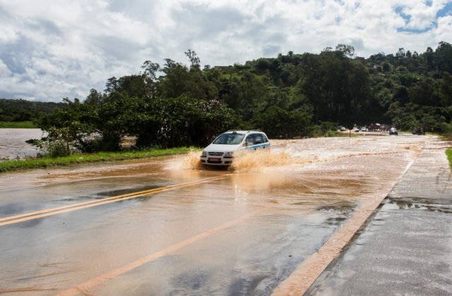 Alagamento à vista: Waze avisa condutores sobre trajetos inundados