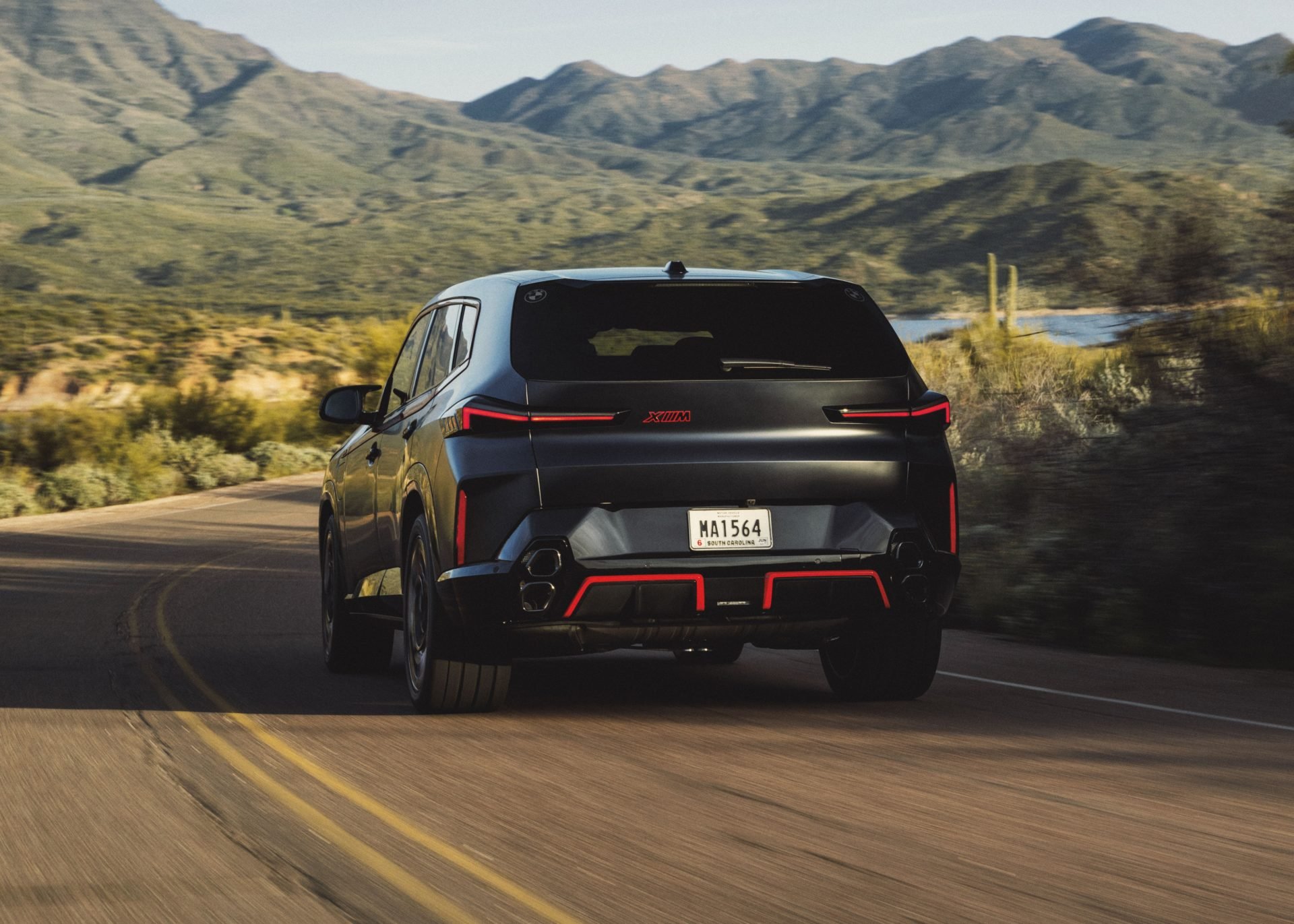 BMW apresenta XM Label Red, com visual agressivo e 748 cv de potência