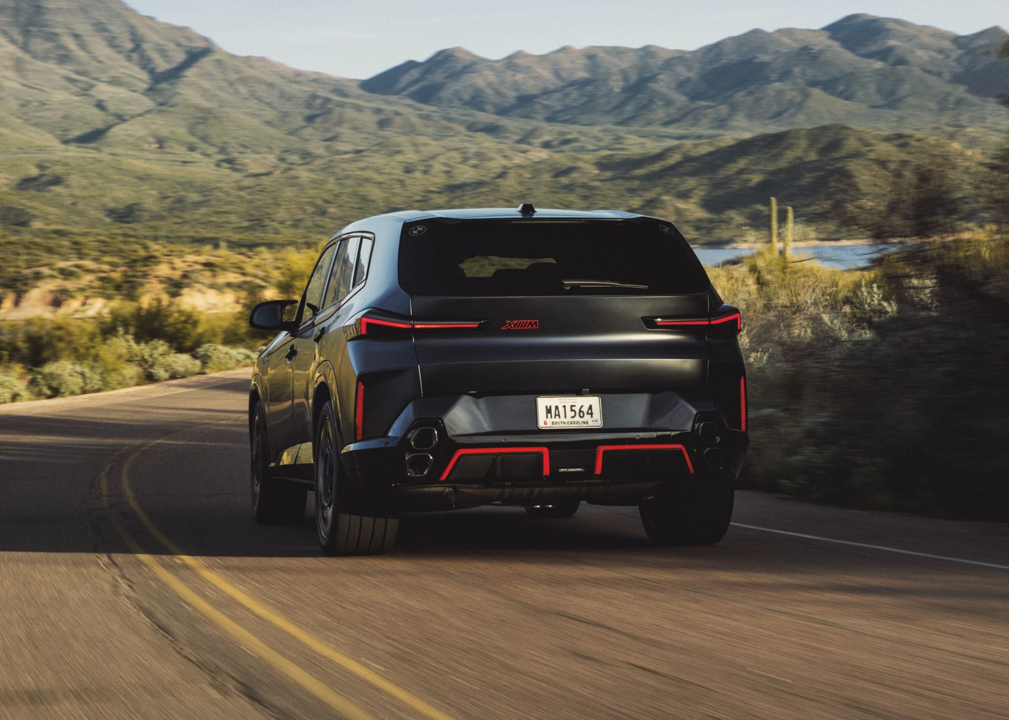 BMW apresenta XM Label Red, com visual agressivo e 748 cv de potência